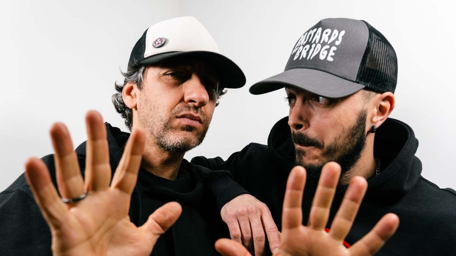 Herman Medrano e Kalibro ci riportano al "Bar Sport" con il nuovo album